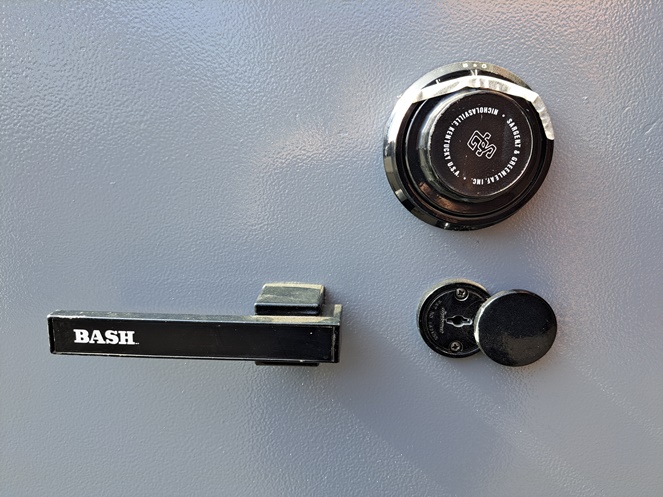 Caja Fuerte Marca Bash / Gris Claro / Con Llave y Clave / 296 / Usado ...